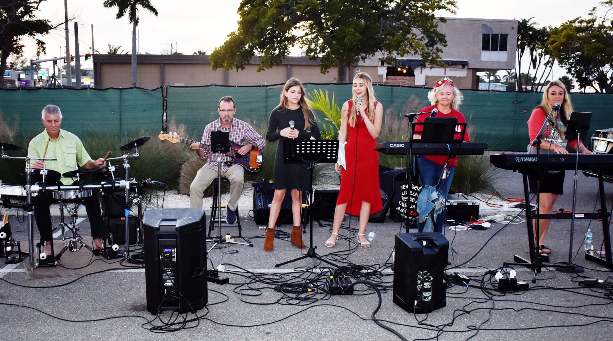 AMI Chamber celebrates Christmas tree lighting - AMI Sun